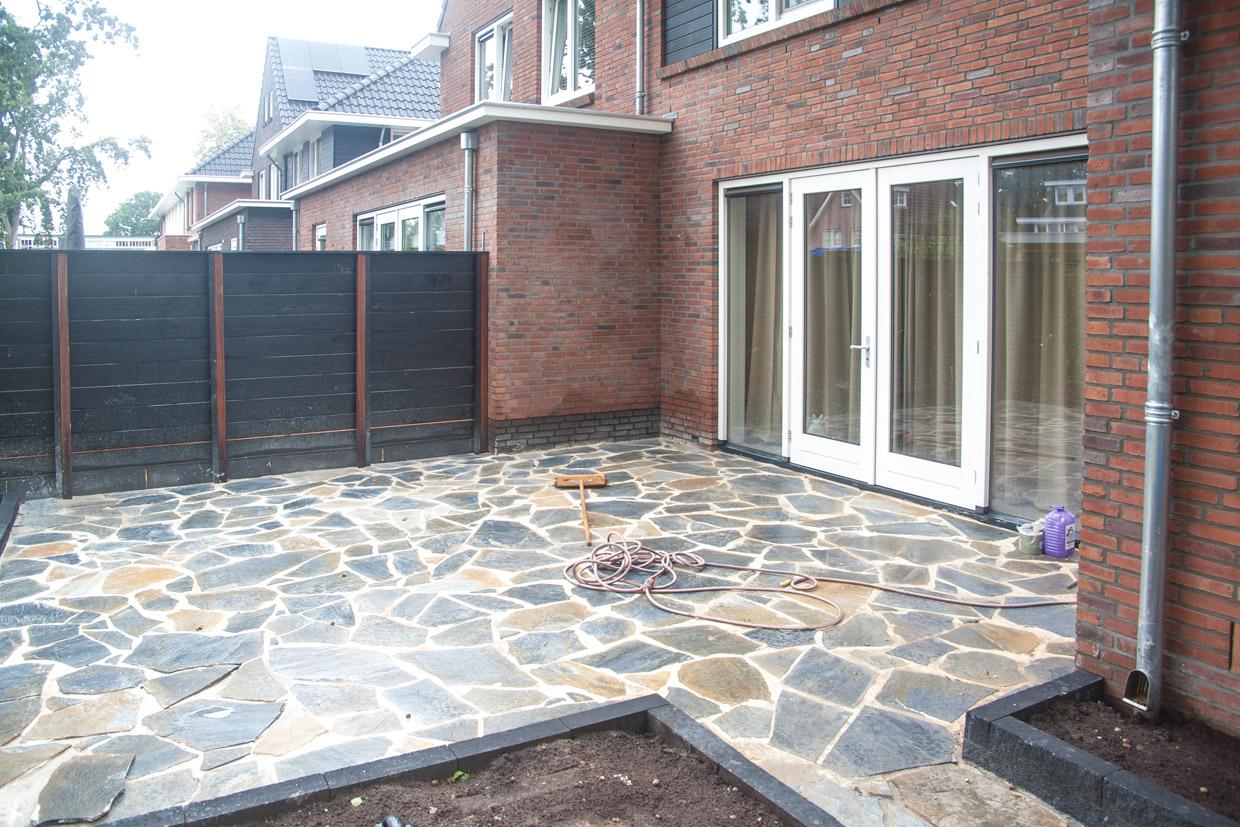 Tuinaanleg van plateaus en flagstones terras in Soesterberg